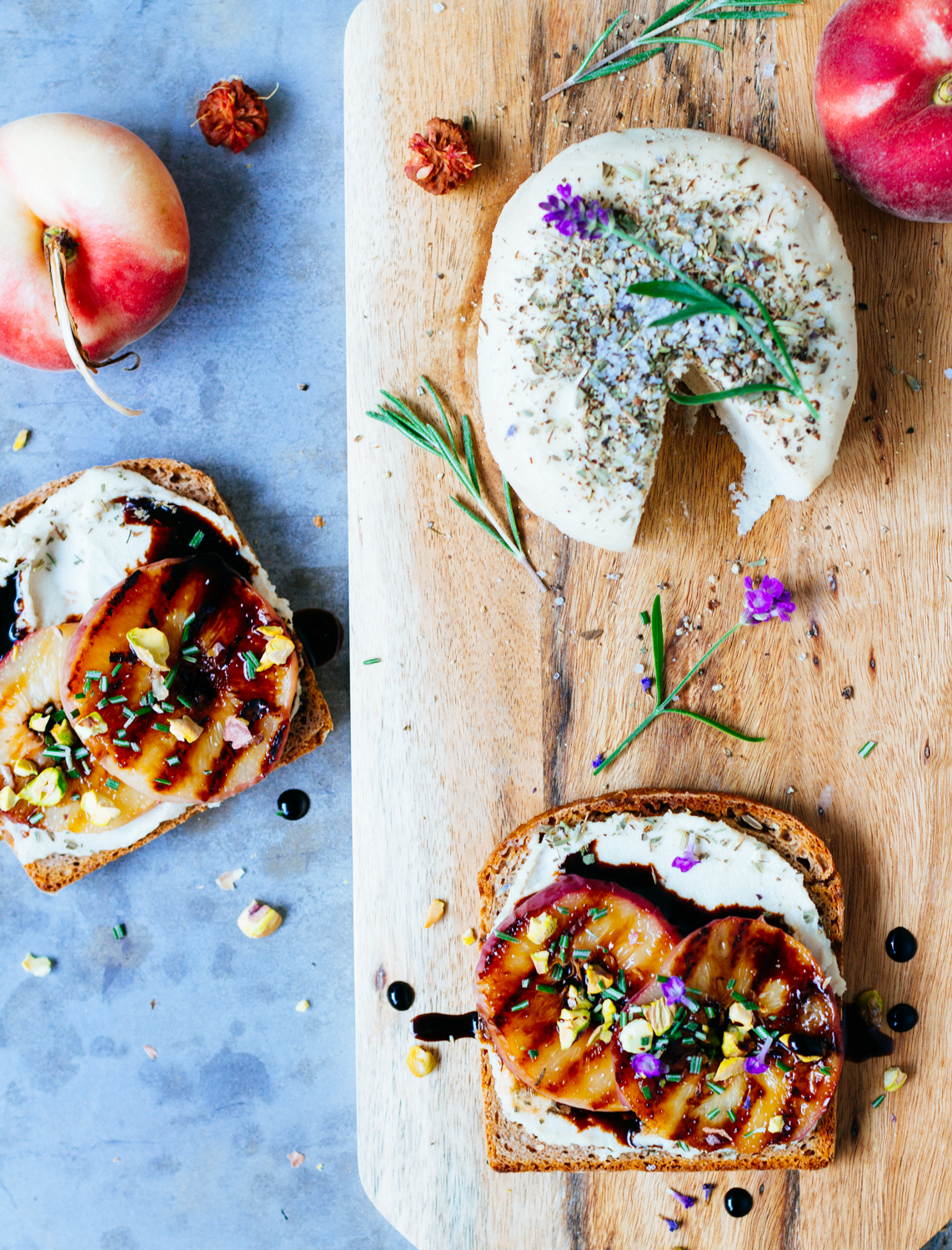 HERBY CASHEW „CHEESE“ & GRILLED PEACHES ON TOAST – www.thehungrywarrior.de